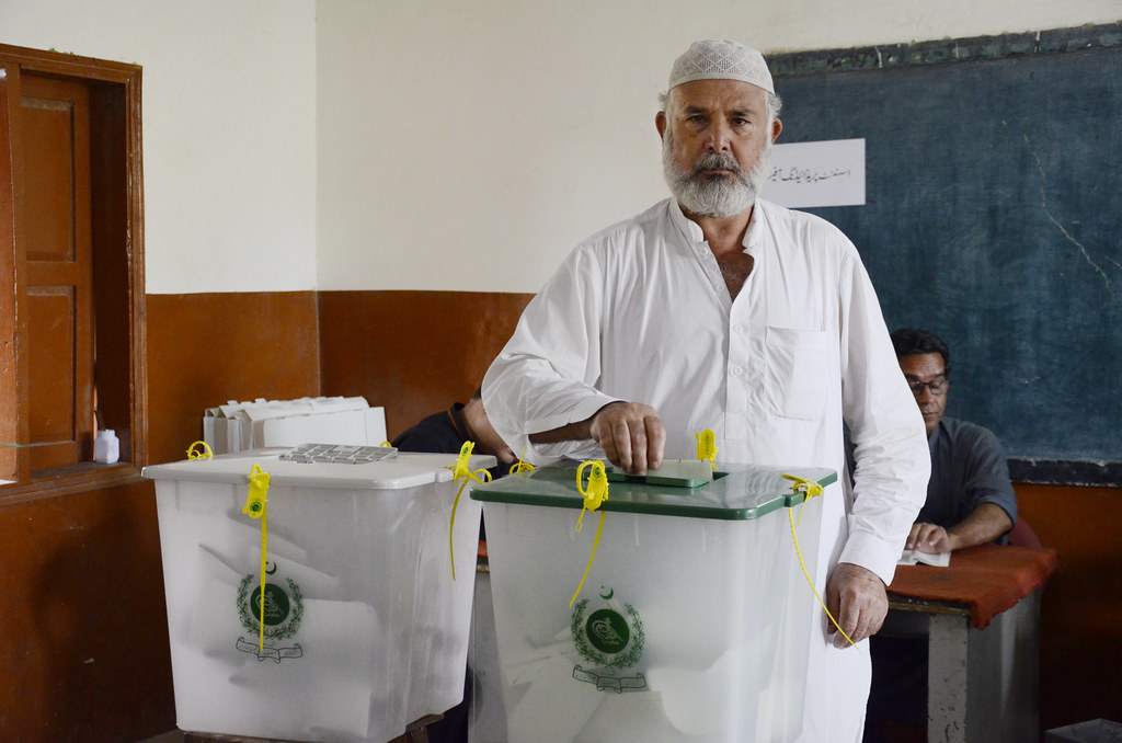 Struggling Democracy: Politics, Power, and Elections in Pakistan ...